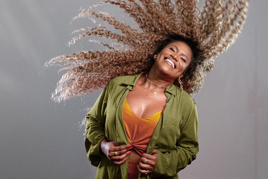 Cantora Lívia Simão apresenta show gratuito 'Raízes – Ritmos da Memória ...