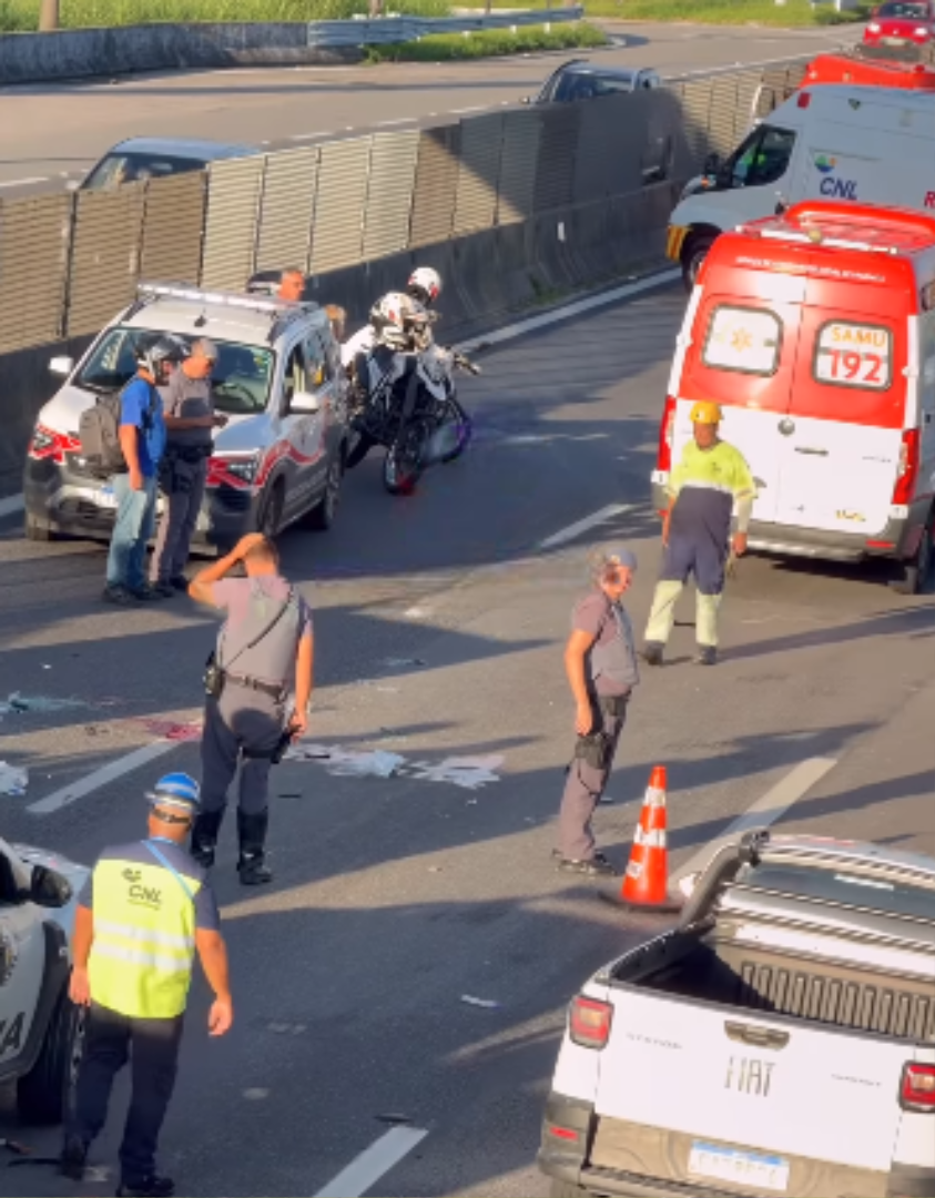 Carro capota após colisão com van escolar em rodovia de Praia Grande ...